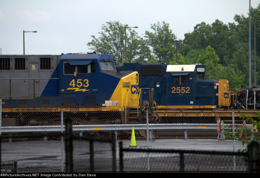 CSX AC44CW 453 sits next to CSX GP38-2 2552